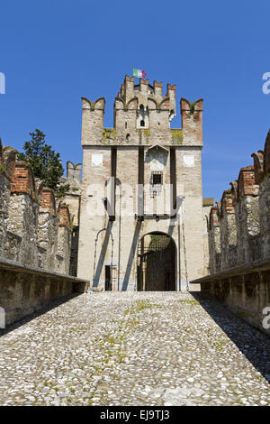 Scaligerburg (Castello Scaligero) in Sirmione am Gardasee bei Nacht ...