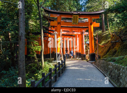 Kyoto's Shinto shrine Fushimi Inari Taisha "senbon torii" (1,000 gates ...
