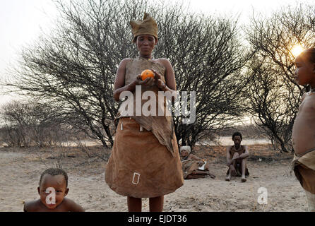 San Bushmen tribes women, Kalahari, Botswana Stock Photo - Alamy