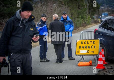 (150325) -- SEYNE, March 25, 2015 (Xinhua) -- A French gendarme guards ...