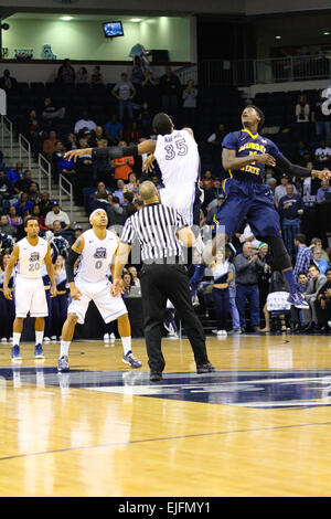 Old Dominion Monarchs center Jonathan Arledge (35) and Florida Atlantic ...