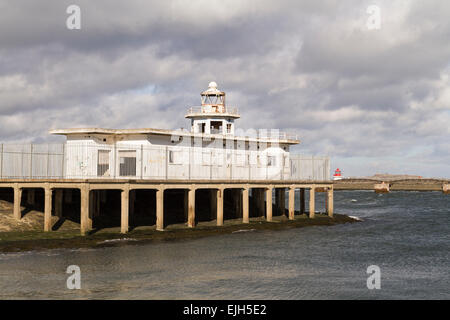 Derelict lighthouse at the entrance of Leith Harbour, Edinburgh Stock ...