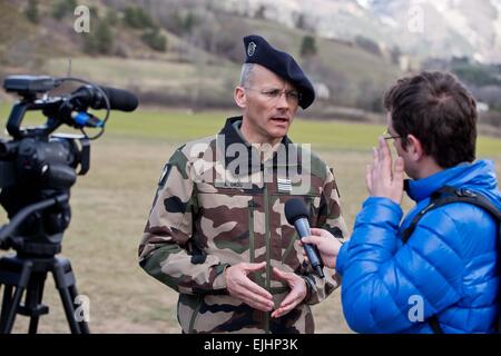 The commander of the mountain infantry reconnaissance regiment, Armel ...