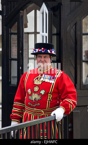 Tower of London / Beefeaters, London, England Stock Photo - Alamy