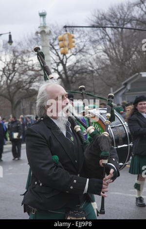Clann Eireann Pipe Band march in the Irish American Parade in Park ...