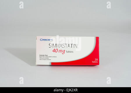 Simvastatin tablets (statins) cholesterol reducing tablets Stock Photo ...