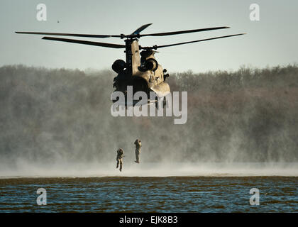 Soldiers helocast into Lake of the Ozarks during the U.S. Army Sapper ...