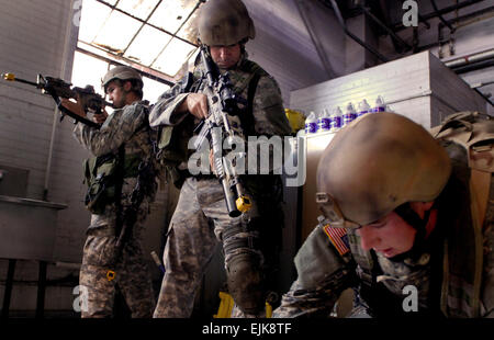 U.S. Army Soldiers of Foxtrot Company, 5th Battalion, 101st Aviation ...