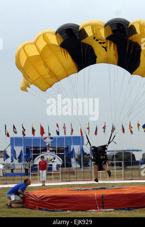 U.S. Army Staff Sgt. performs functions check on an M249 Squad ...