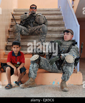 A U.S. Army platoon leader of A Battery, 4th Battalion, 27th Field ...