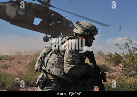 A U.S. Army platoon leader of A Battery, 4th Battalion, 27th Field ...