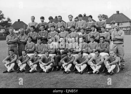 Everton squad pose for a group photograph. Back row left to right ...