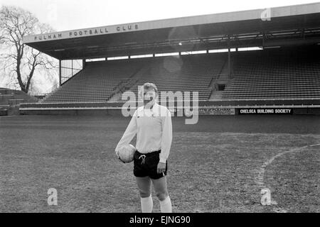 Footballer Bobby Moore: Fulham snap up Bobby Moore: Bobby Moore West ...