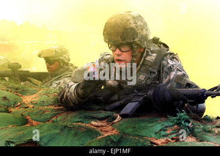 U.S. Army Soldiers of the 143rd Field Artillery Battalion, California ...