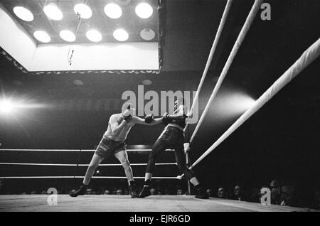 Heavyweight bout a The Stadium arena in Liverpool, Merseyside. Jim ...