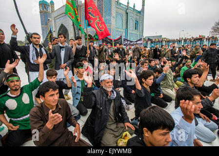Shia Muslims listening the festive sermon and beating themselves in ...