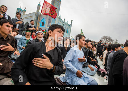 Shia Muslims listening the festive sermon and beating themselves in ...