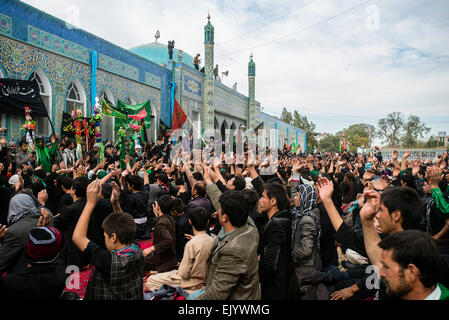 Shia Muslims listening the festive sermon and beating themselves in ...