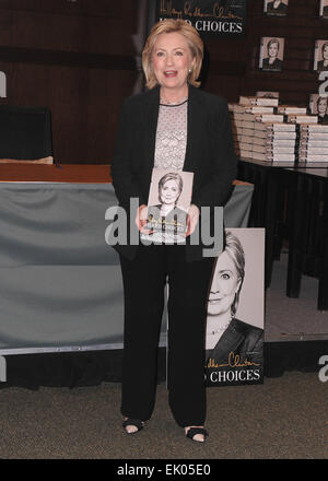 Hillary Clinton's book signing for 'Hard Choices' at Barnes & Noble ...