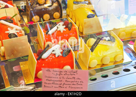 VERSAILLES, FRANCE - DECEMBER 30: Showcase pastry shop at Christmas on ...