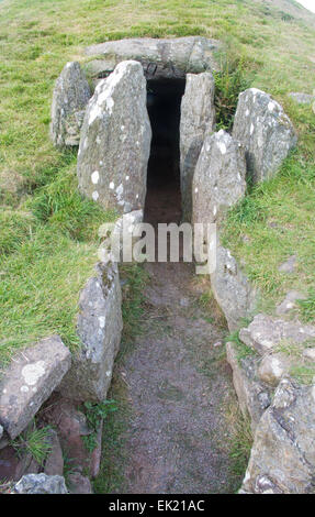 Bryn Celli Ddu prehistoric chambered tomb, Anglesey, Wales Stock Photo ...