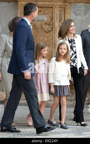 The Spanish Royal family, Princesses Leonor and Sofia, and King Felipe ...