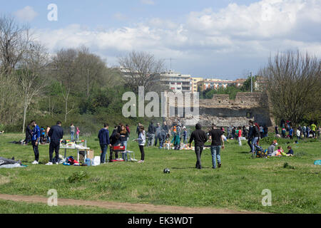 Rome, Italy. 6th April, 2015. Traditional roman picnic for Easter ...