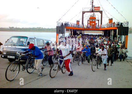 The Lekoni Ferry crosses a river in Kenya Stock Photo - Alamy