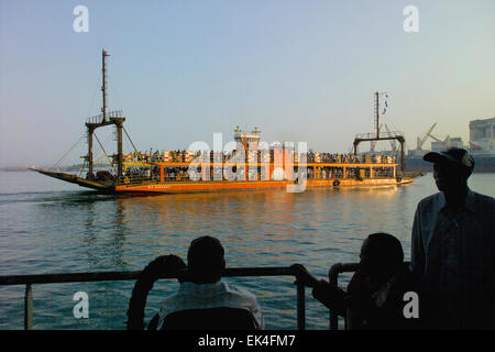 The Lekoni Ferry crosses a river in Kenya Stock Photo - Alamy