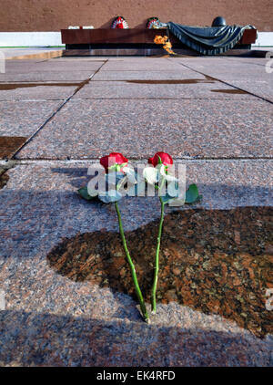 Russia, Moscow, red roses offered to a military altair downtown Stock ...