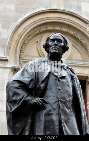 Statue of Henry Irving, the actor (1838-1905) outside the National ...