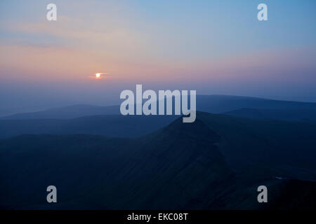 Sunrise over Pen y Fan, the highest peak in south Wales, Brecon Beacons ...