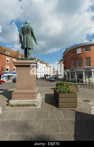 Romsey town centre and the statue of Lord Palmerston Stock Photo - Alamy