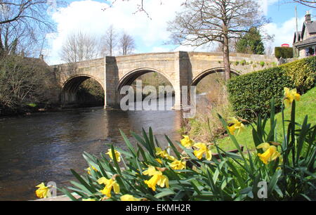 A bridge spans the River Derwent in Baslow, Peak District National Park ...