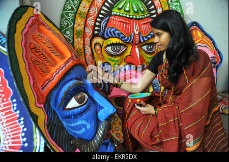 Dhaka, Bangladesh. 13th April, 2014. Students busy to create mask ...