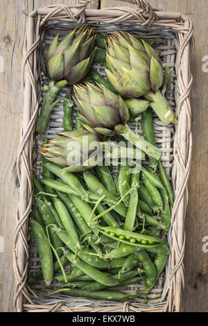 Fresh harvested peas on a wooden vintage cutting board on a table Stock ...