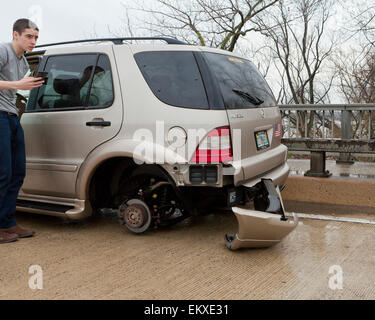A car is missing a wheel Stock Photo - Alamy