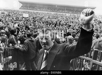 Oldham v Huddersfield. Oldham manager Jimmy Frizzell acknowledges the ...