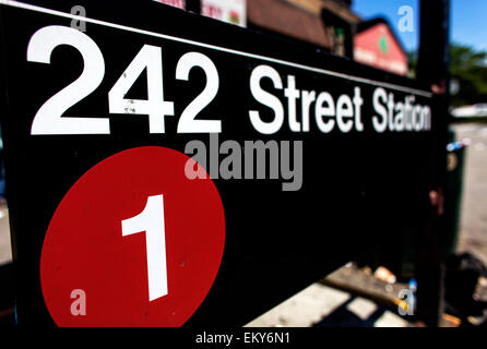 Subway station and train in the Bronx New York Stock Photo - Alamy