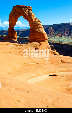 Vertical view of the famous Delicate Arch Stock Photo - Alamy