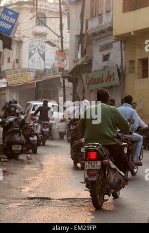 The busy streets of Udaipur old town Stock Photo - Alamy