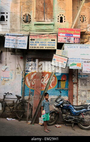 The busy streets of Udaipur old town Stock Photo - Alamy