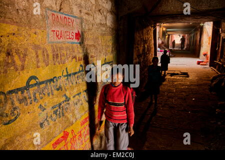 The narrow alleys of old Varanasi's old town Stock Photo - Alamy