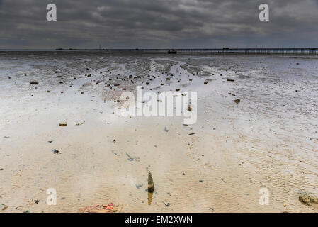 Thames Estuary low tide landscape boats & mud flats at Leigh on Sea ...