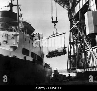 The Floating Crane the 'Mersey Mammoth' Stands In Liverpool Docks, UK ...