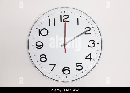 5 minutes before 12 on a clock. Time for decisions, 5 Minuten vor 12 ...