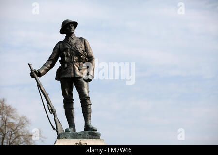 Statue of WW1 Rifleman, King's Royal Rifle Corps Memorial, Winchester ...