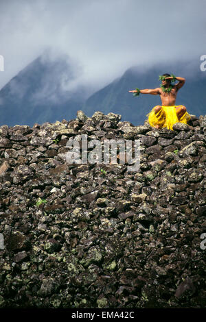 Hawaii, Hula Kahiko Male (Kane) With Face Painted, Close-Up Wearing ...