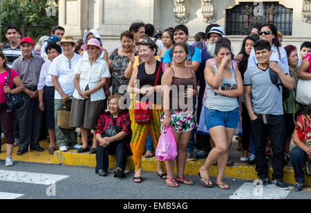 Peruvians, Peruvian people, men and women, spectators, crowd, public ...