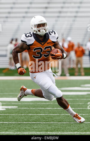 Texas running back D'Onta Foreman (33) celebrates running for a ...